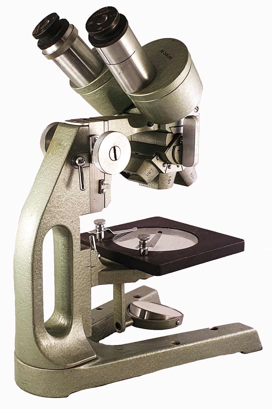 A close-up of a microscopeDescription automatically generated