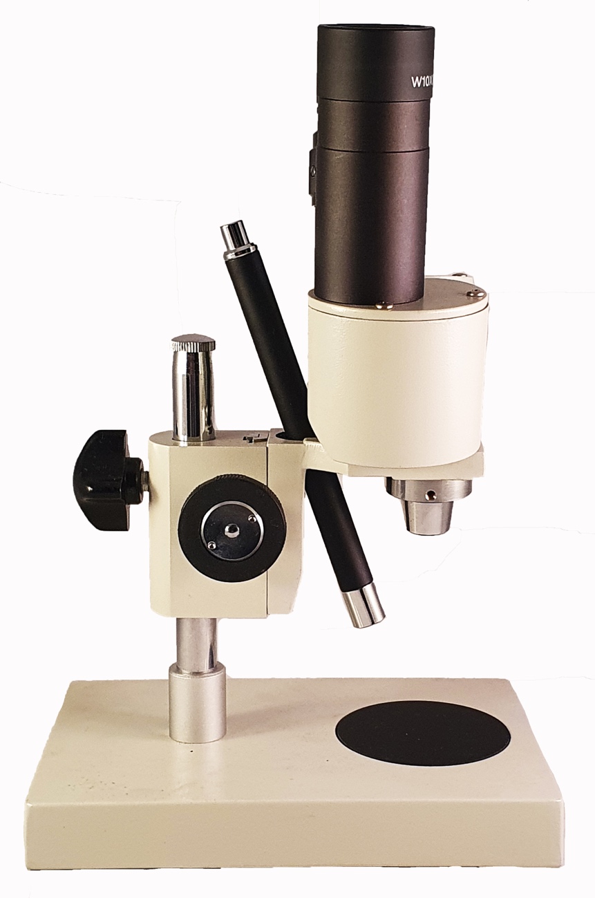 A close-up of a microscopeDescription automatically generated