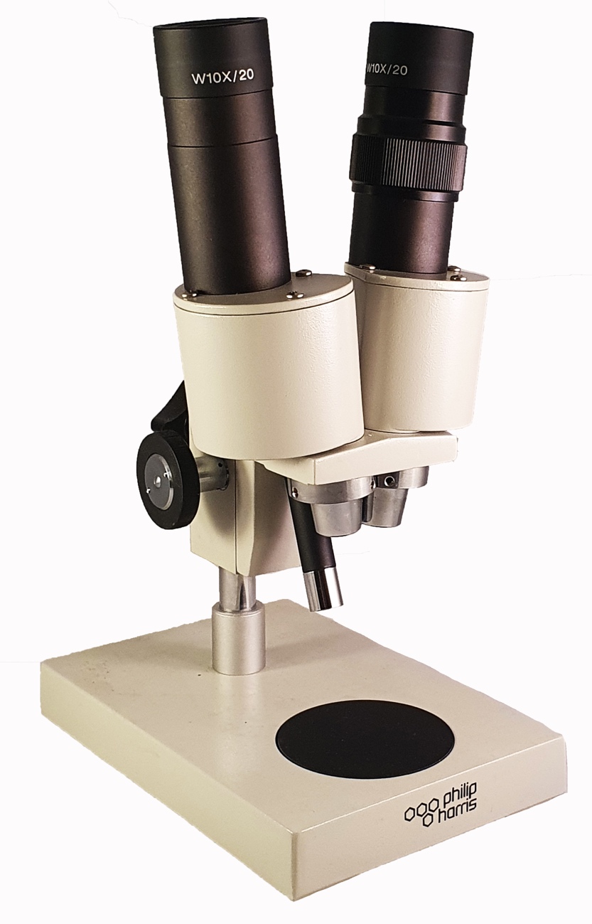 A close-up of a microscopeDescription automatically generated