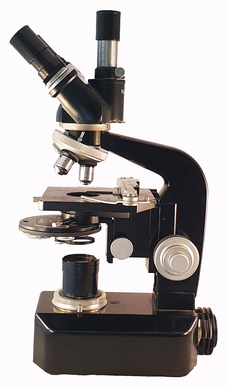 A close-up of a microscopeDescription automatically generated