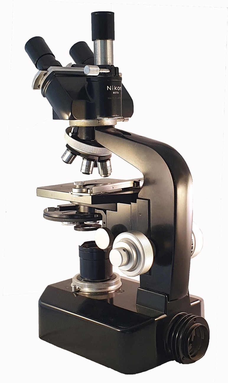 A close-up of a microscopeDescription automatically generated