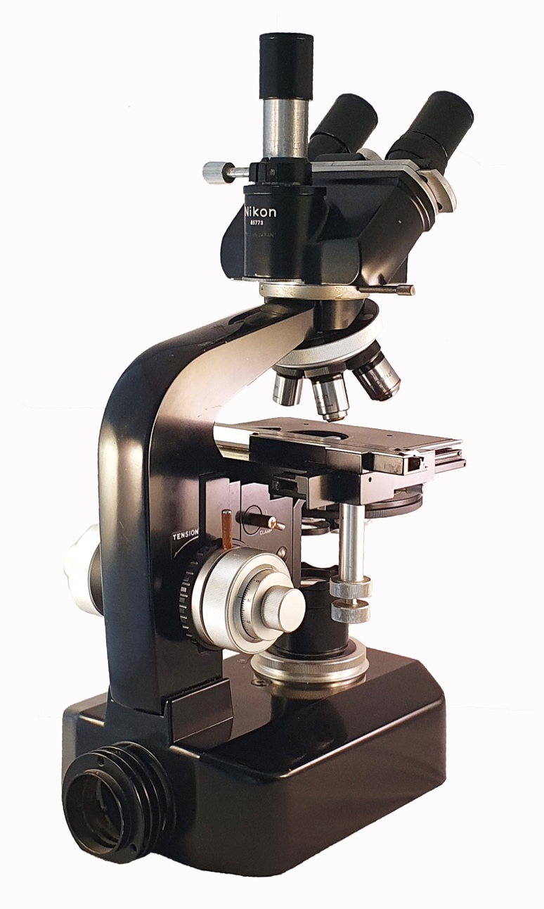 A close-up of a microscopeDescription automatically generated