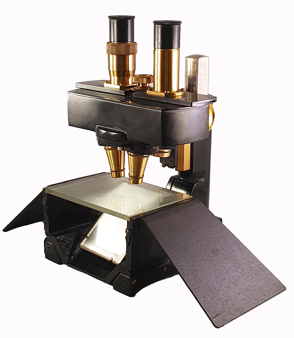 A close-up of a microscopeDescription automatically generated