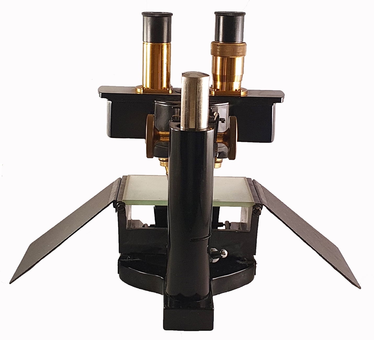 A close-up of a microscopeDescription automatically generated