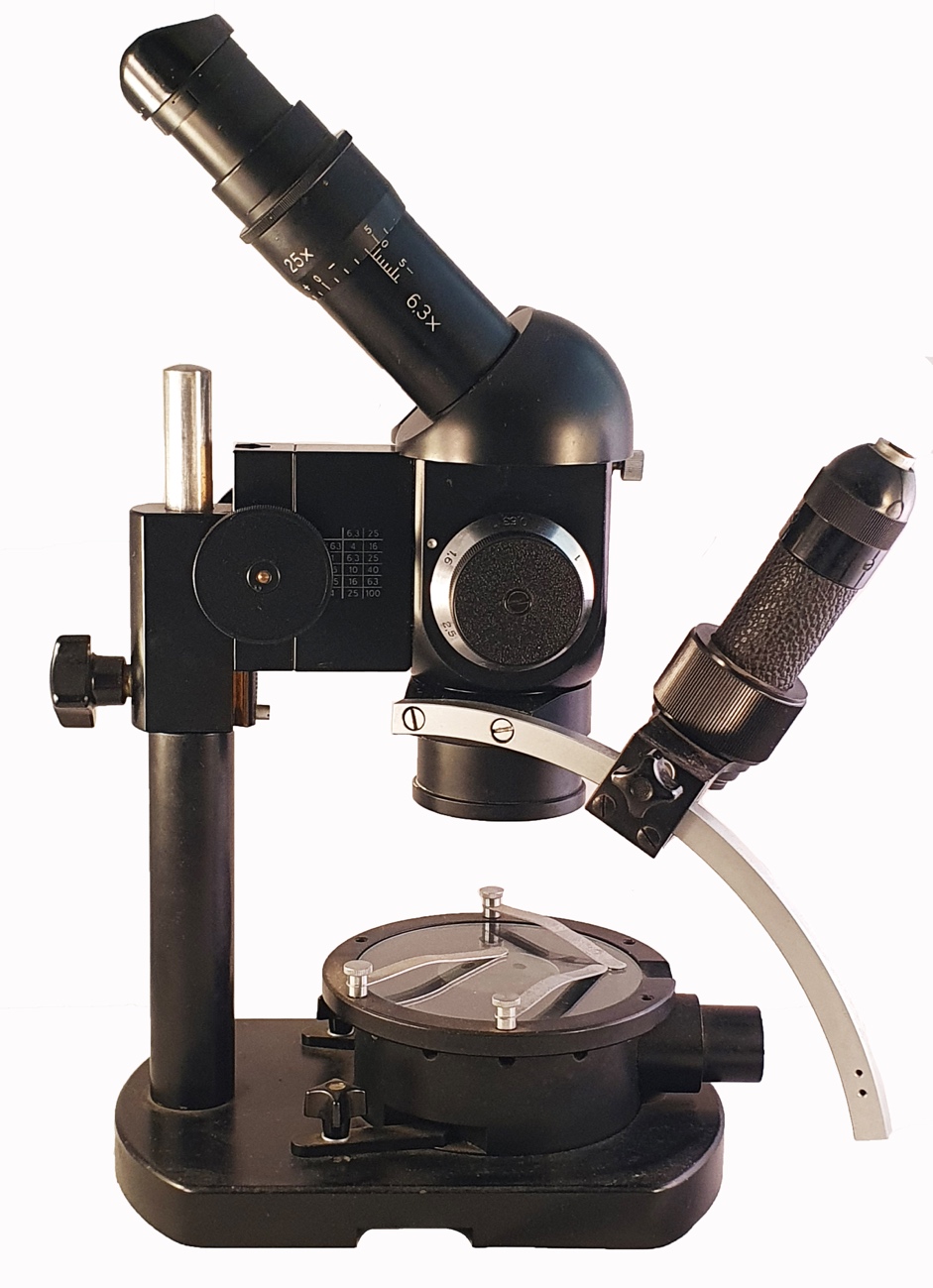 A close-up of a microscopeDescription automatically generated