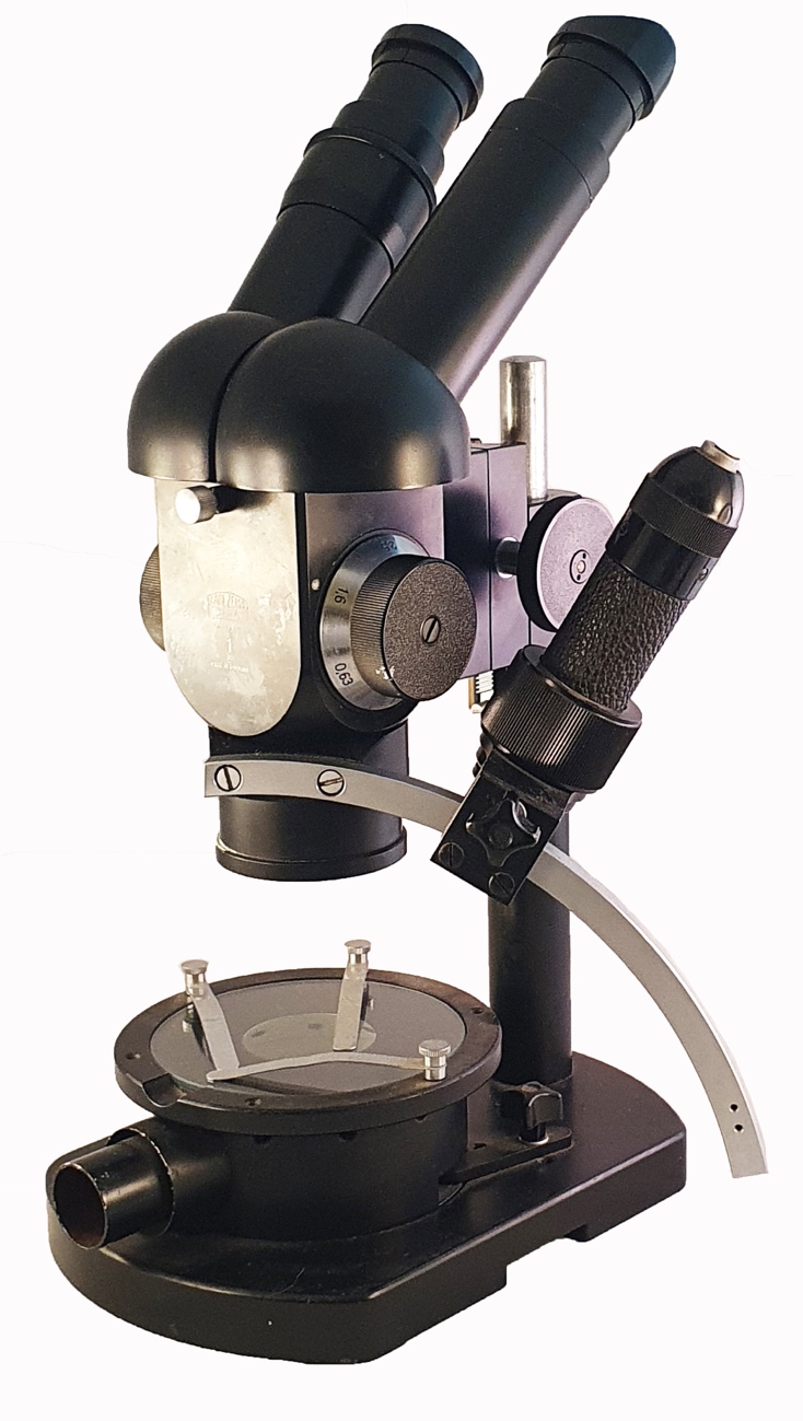 A close-up of a microscopeDescription automatically generated