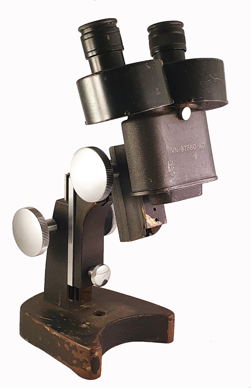 A close-up of a microscopeDescription automatically generated