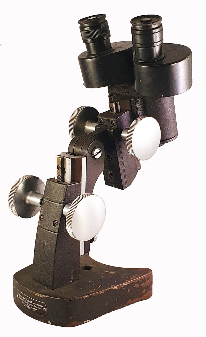 A close-up of a microscopeDescription automatically generated