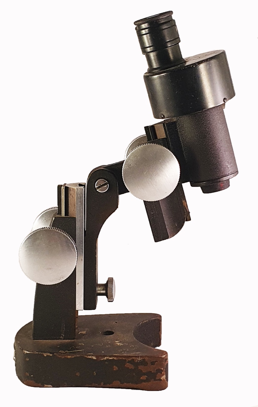 A close-up of a microscopeDescription automatically generated