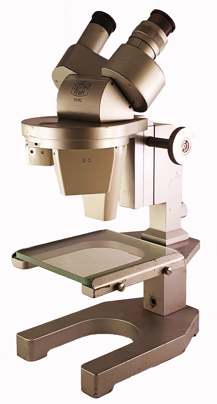 A close-up of a microscopeDescription automatically generated