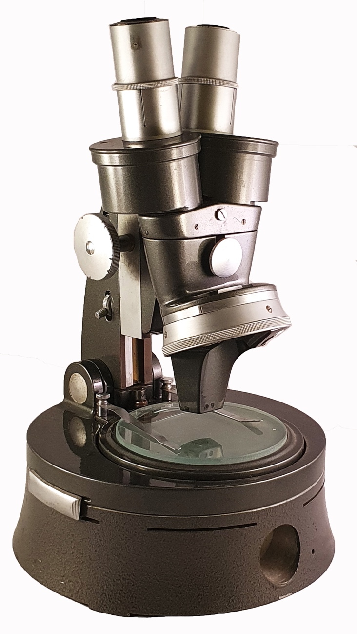 A close-up of a microscopeDescription automatically generated