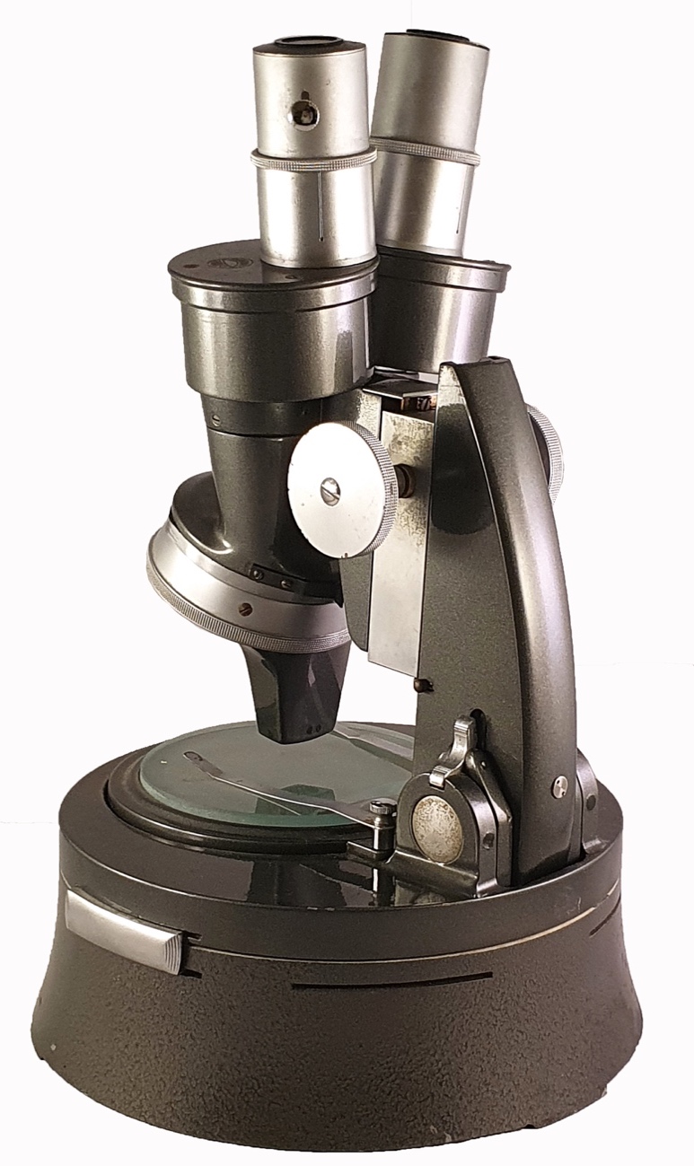 A close-up of a microscopeDescription automatically generated