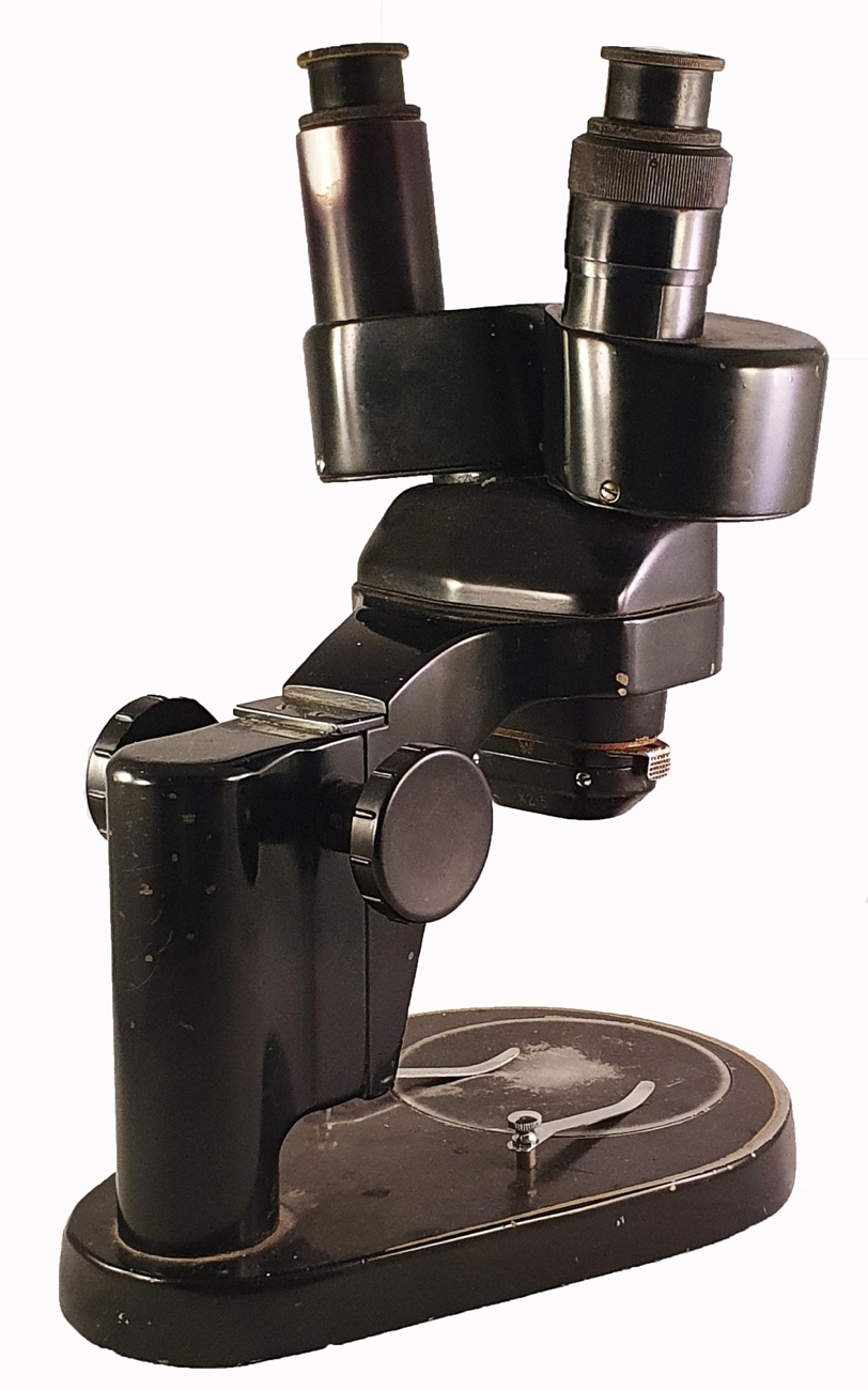 A close-up of a microscopeDescription automatically generated