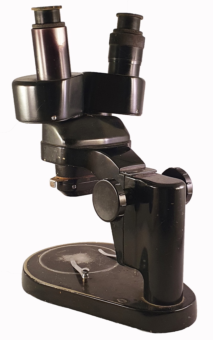 A close-up of a microscopeDescription automatically generated