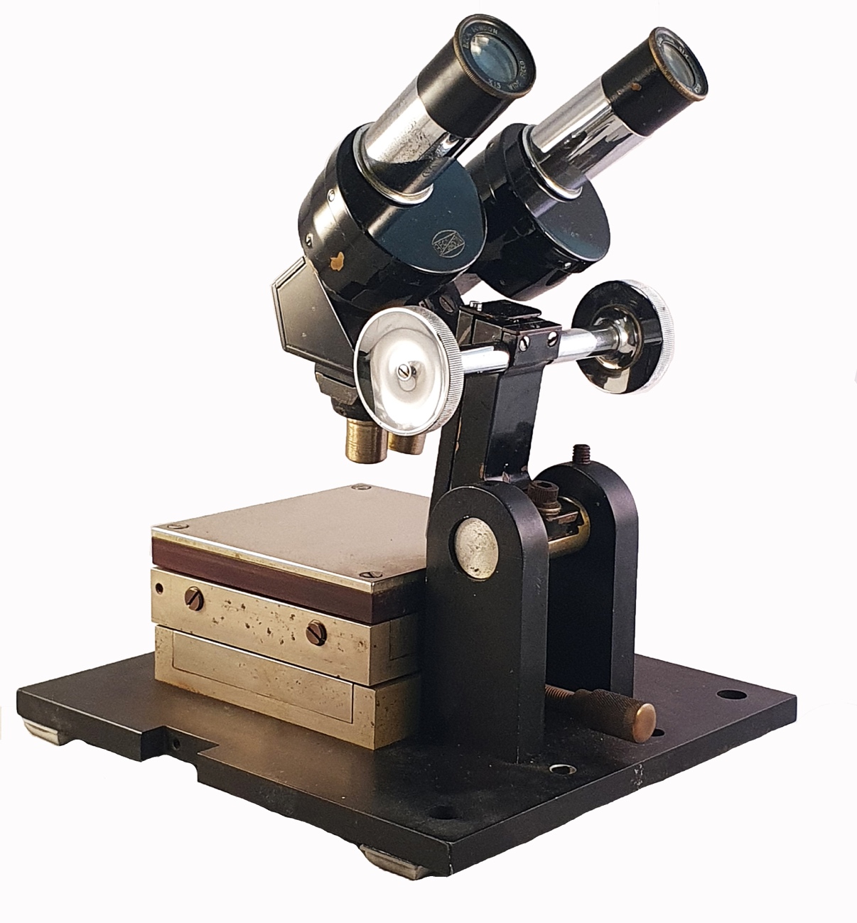 A black and silver microscopeDescription automatically generated with ...