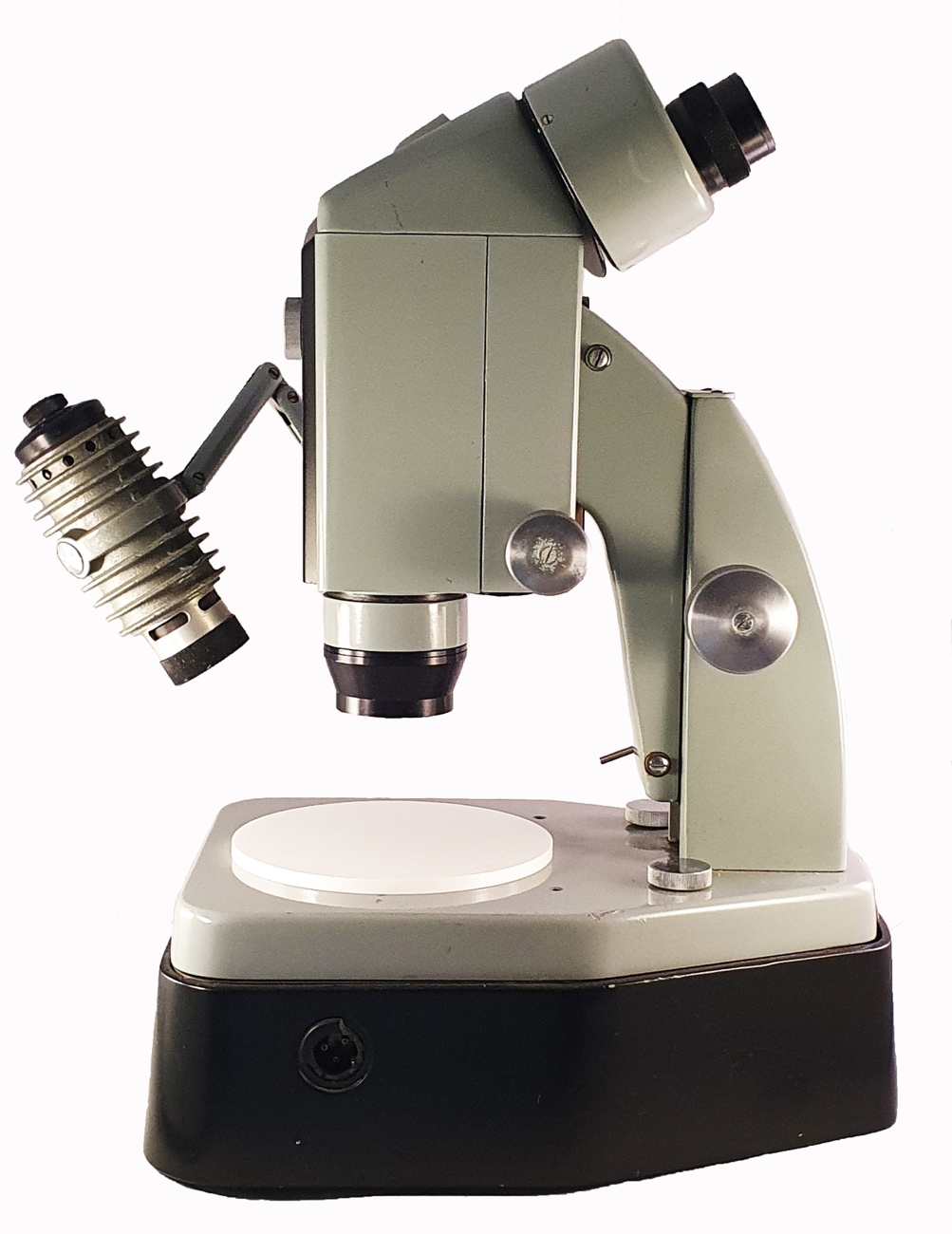 A close-up of a microscopeDescription automatically generated