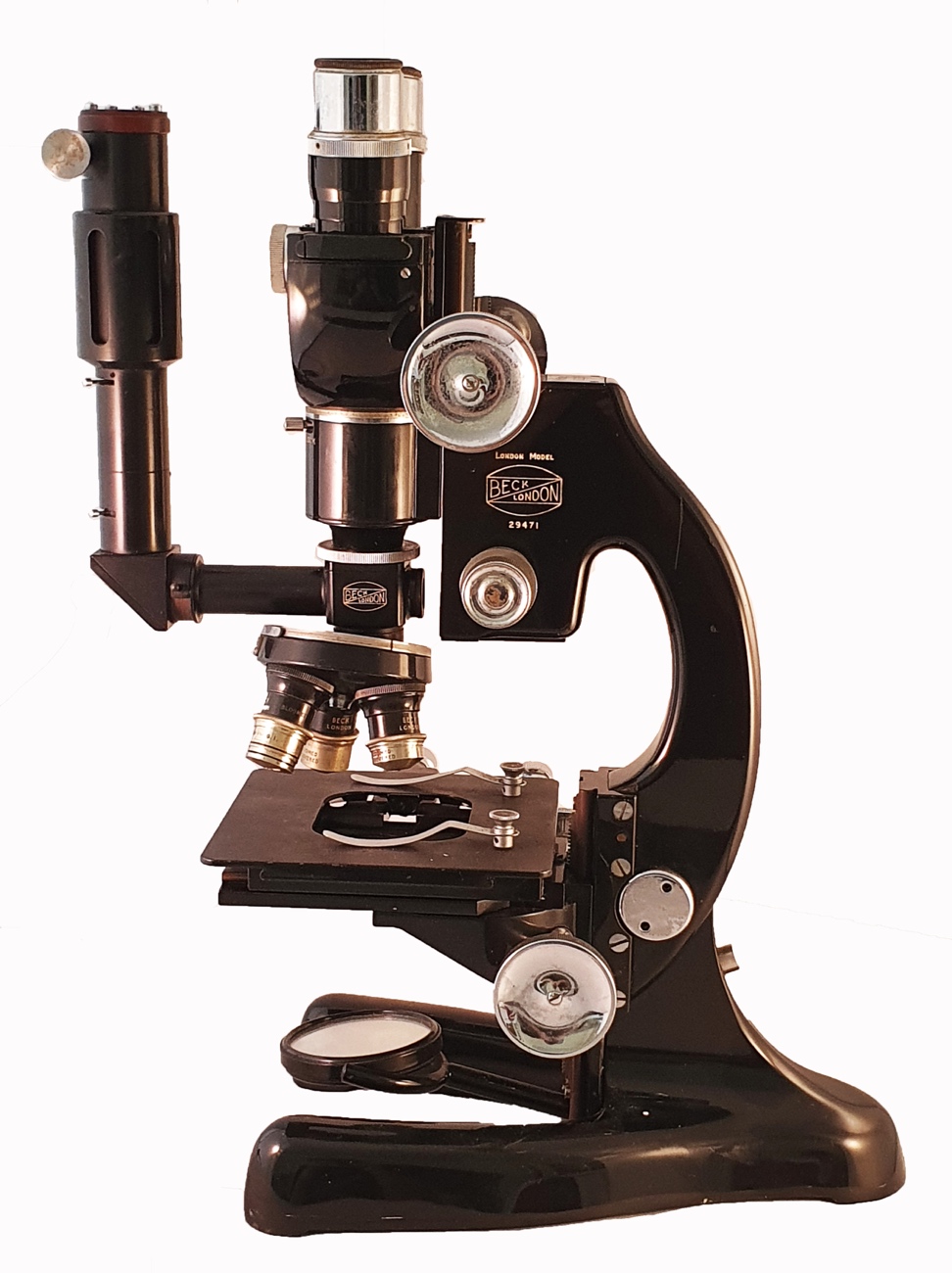 A close-up of a microscopeDescription automatically generated