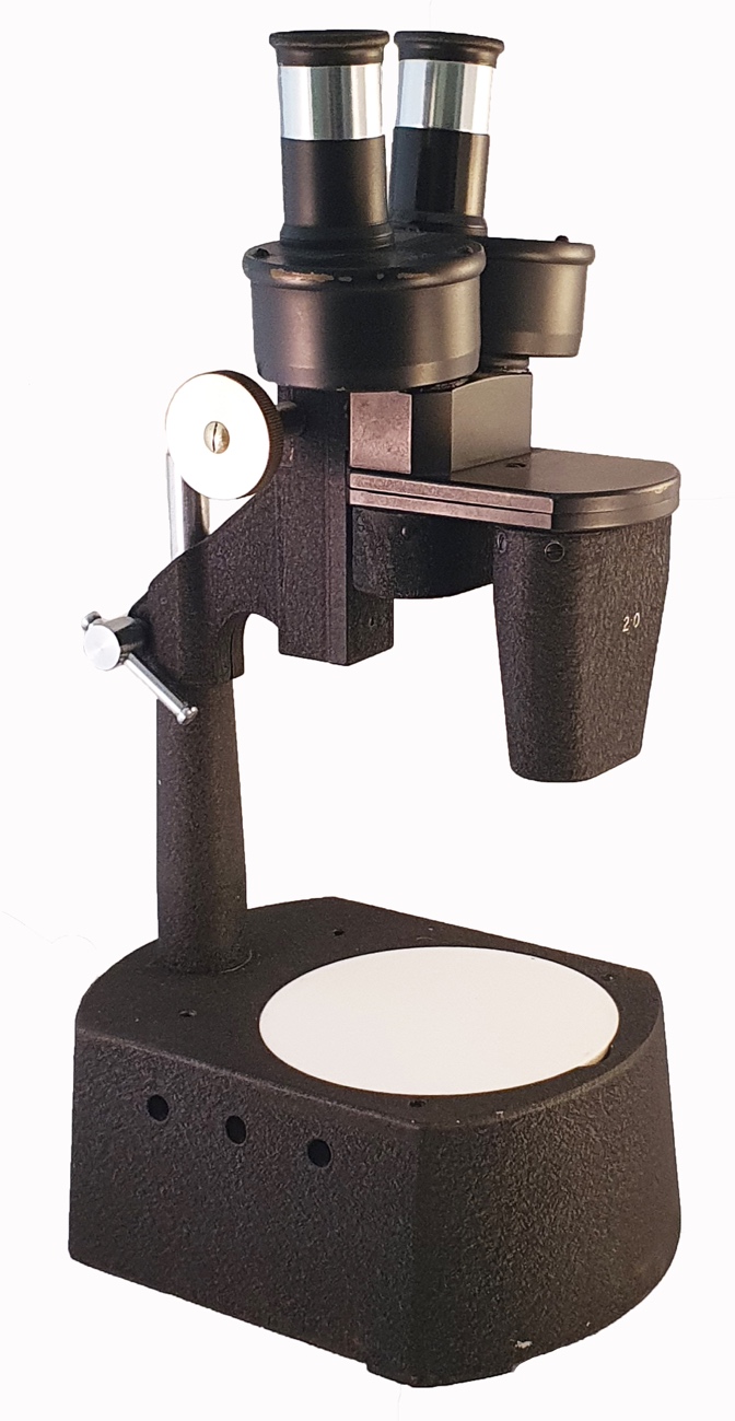 A close-up of a microscopeDescription automatically generated