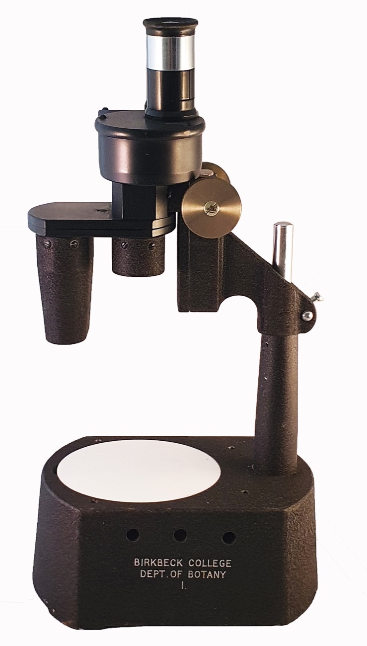 A close-up of a microscopeDescription automatically generated