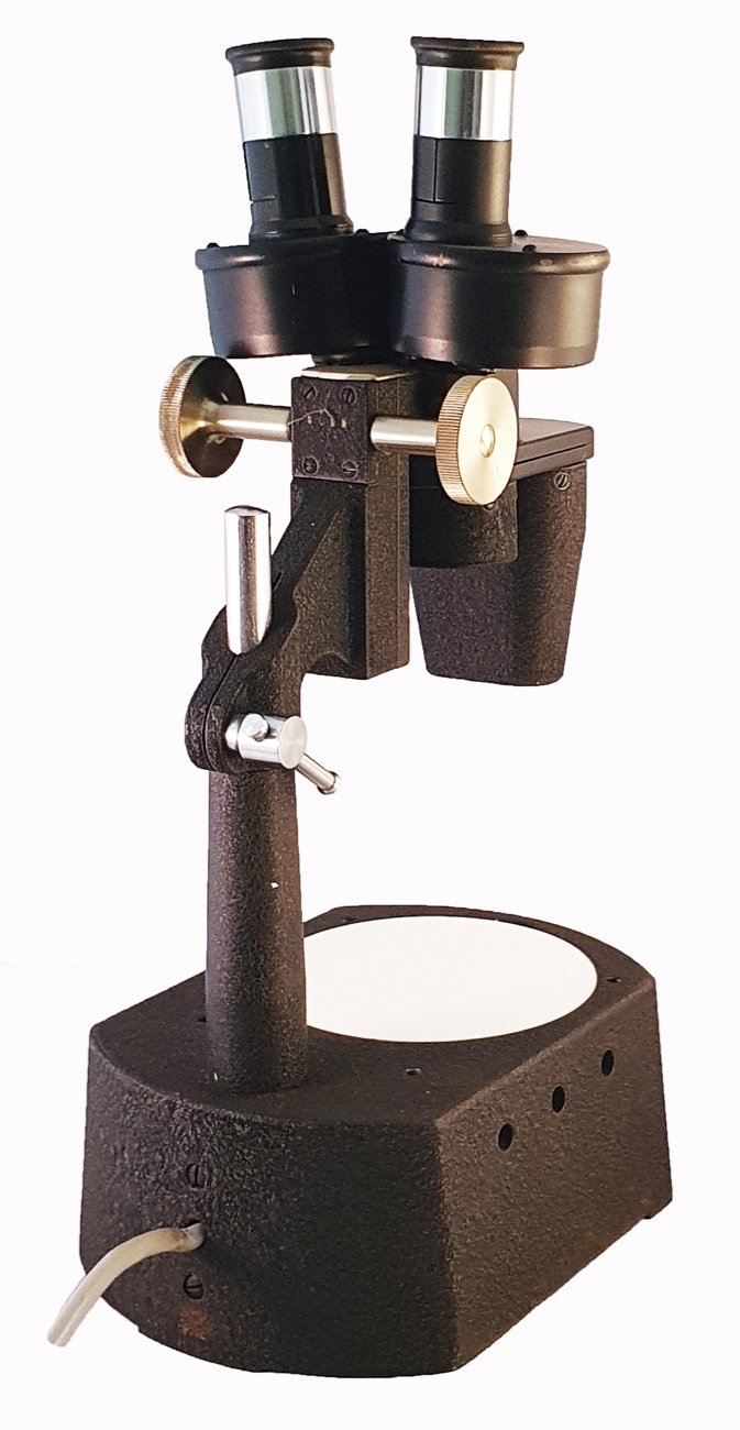 A close-up of a microscopeDescription automatically generated