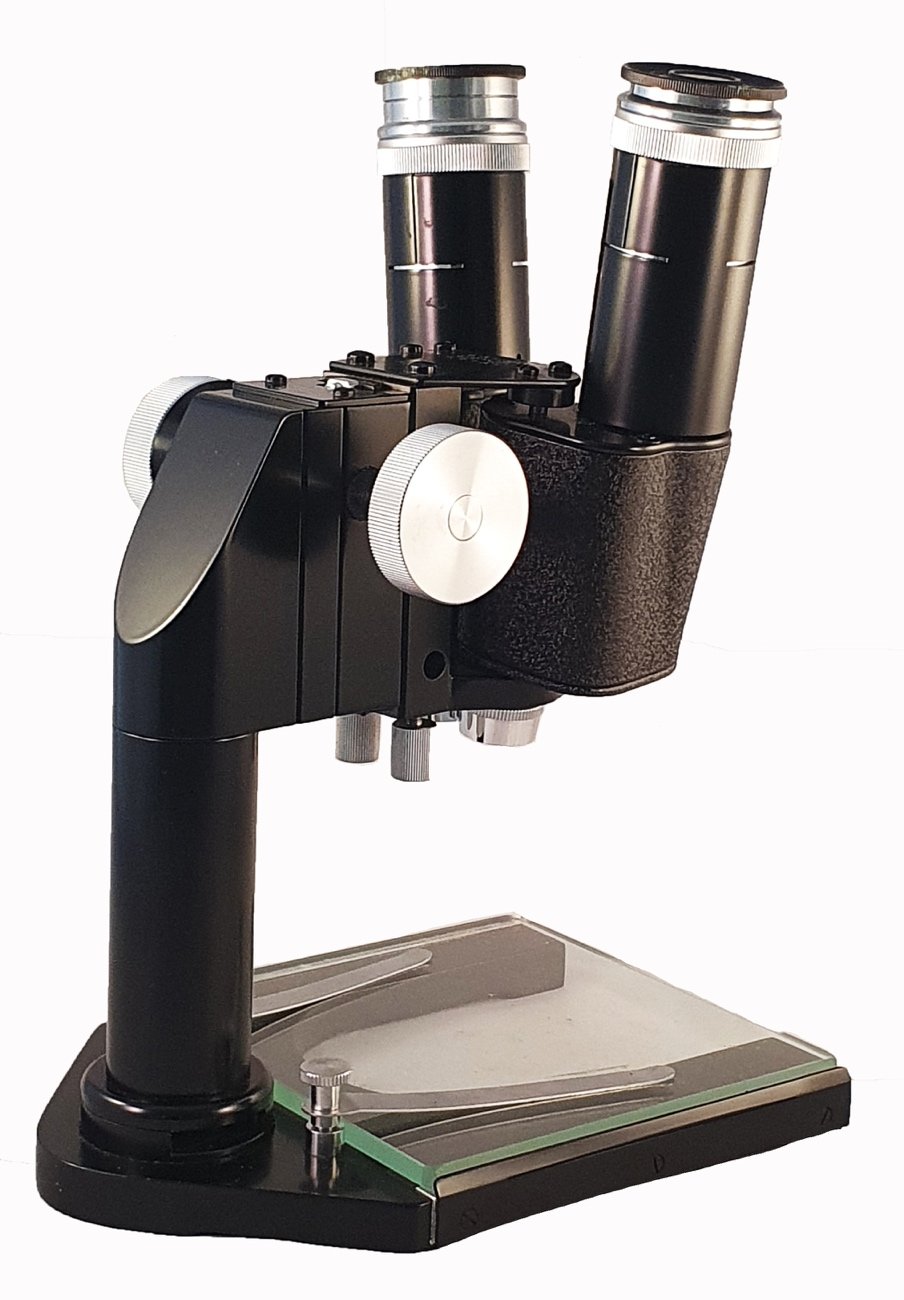A black microscope with a clear coverDescription automatically generated