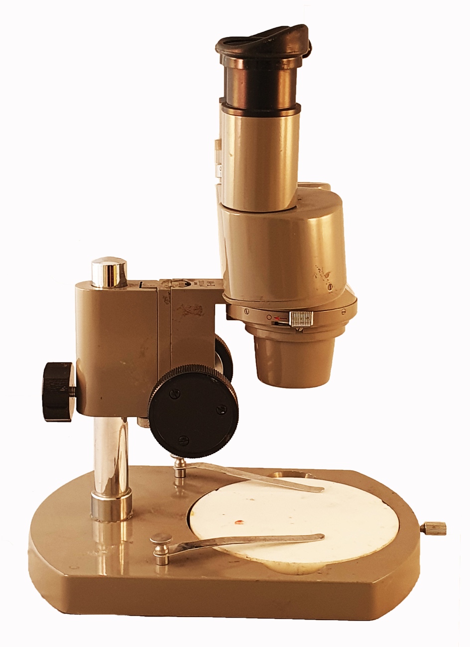 A close-up of a microscopeDescription automatically generated