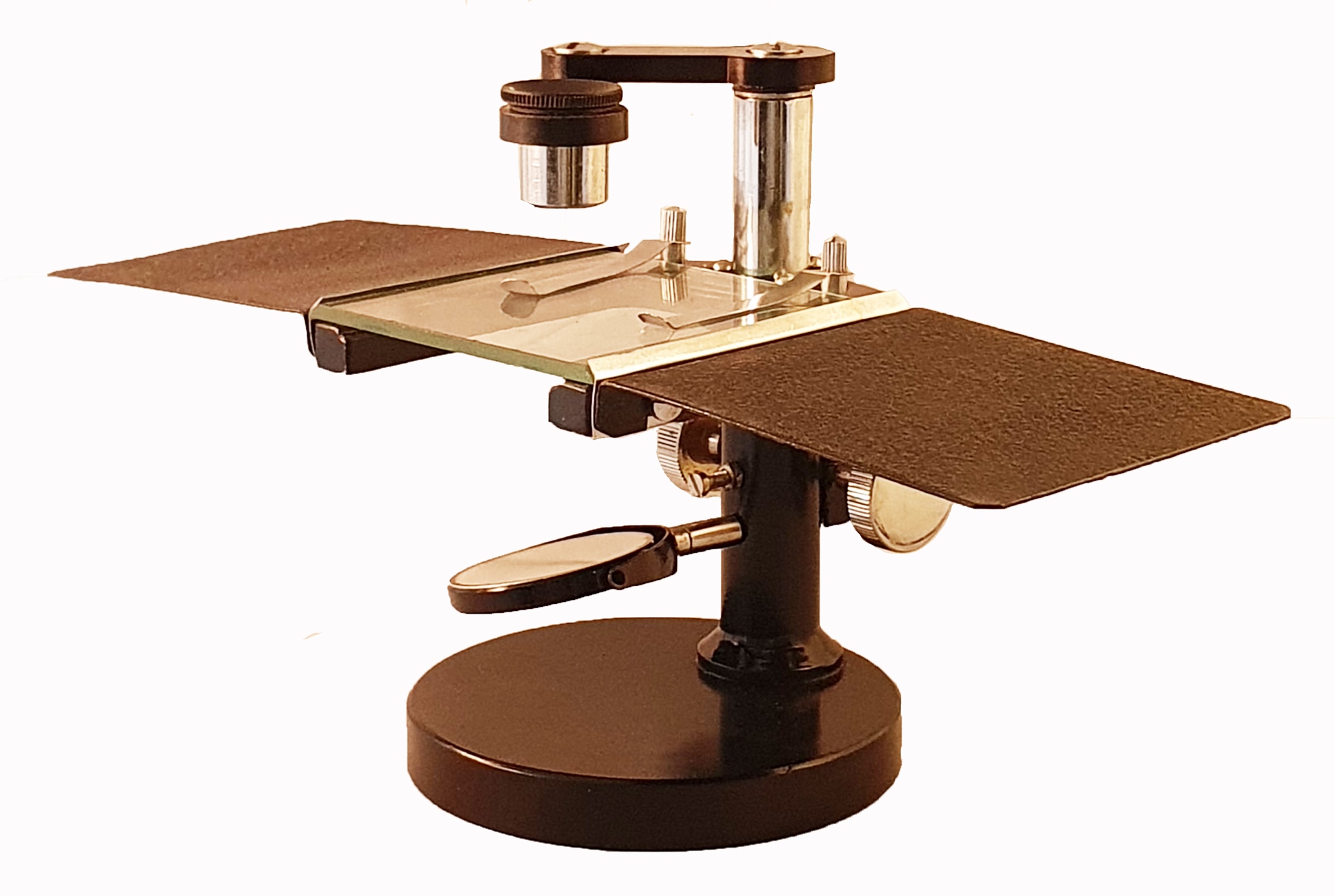 A close-up of a microscopeDescription automatically generated