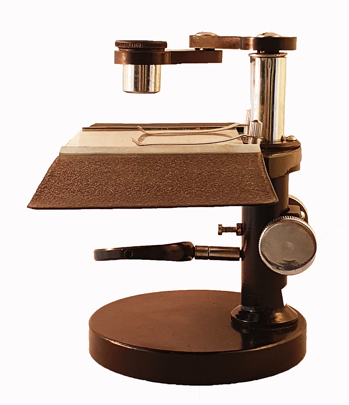 A close-up of a microscopeDescription automatically generated