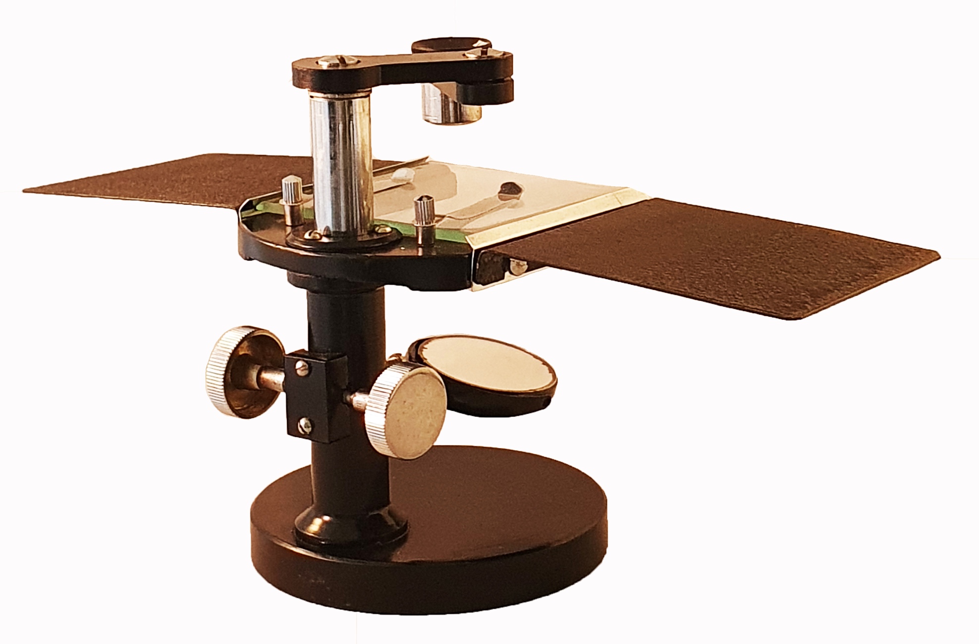 A close-up of a microscopeDescription automatically generated