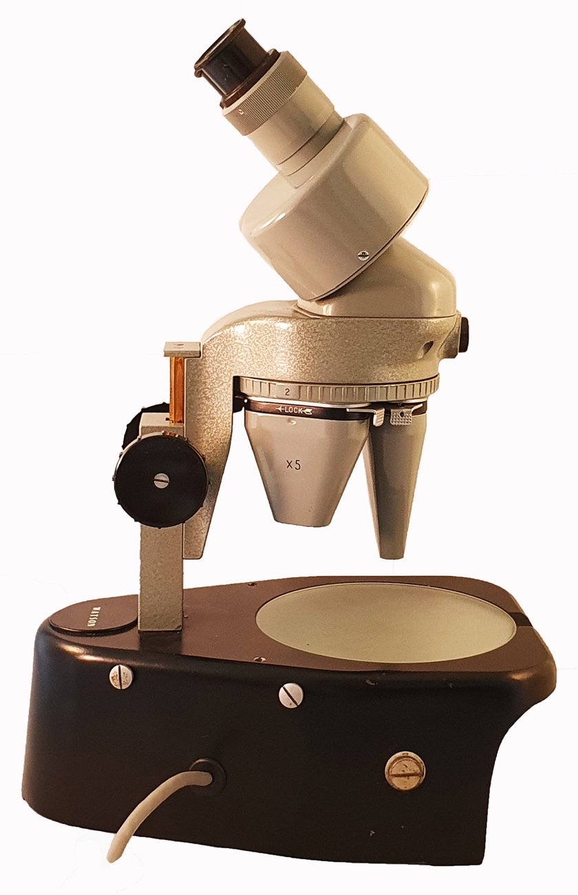 A close-up of a microscopeDescription automatically generated