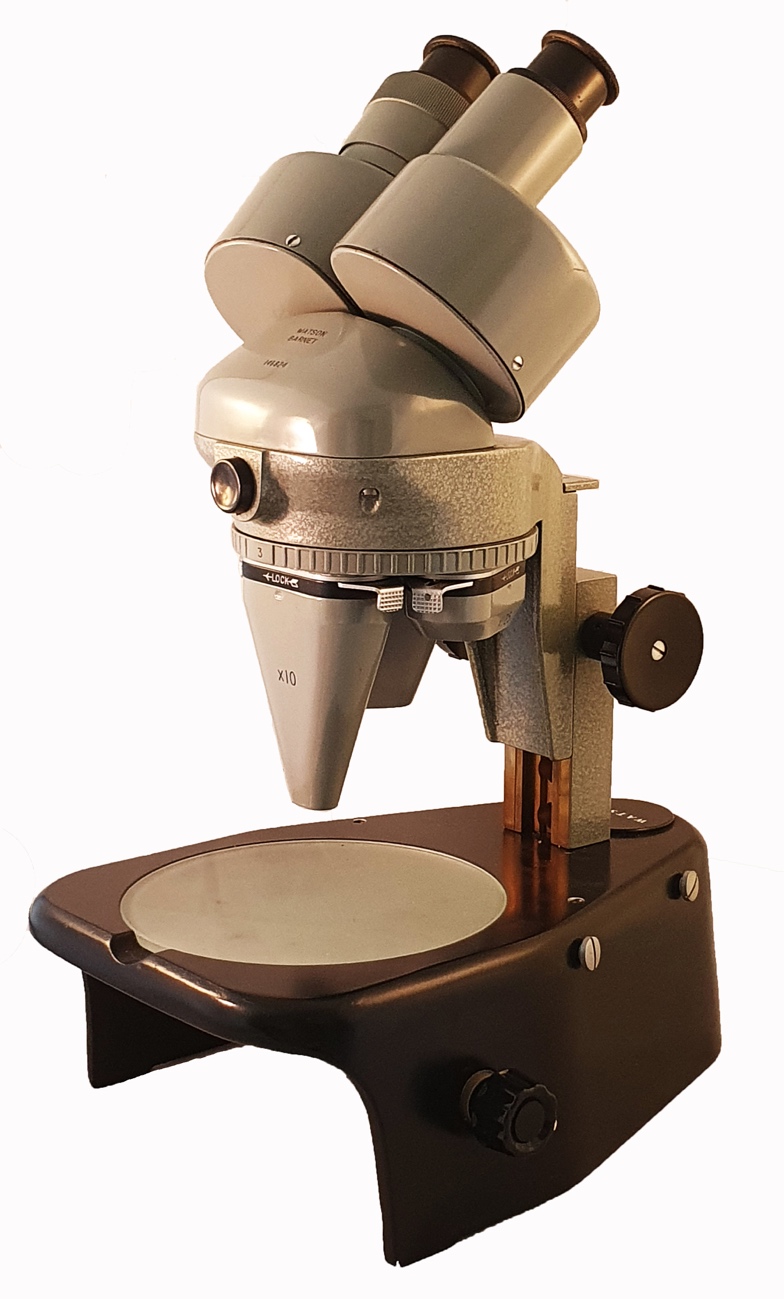 A close-up of a microscopeDescription automatically generated