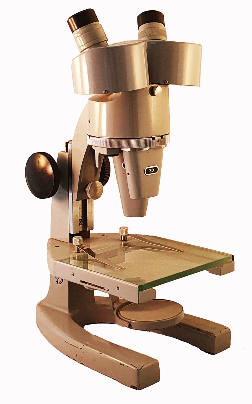 A close-up of a microscopeDescription automatically generated