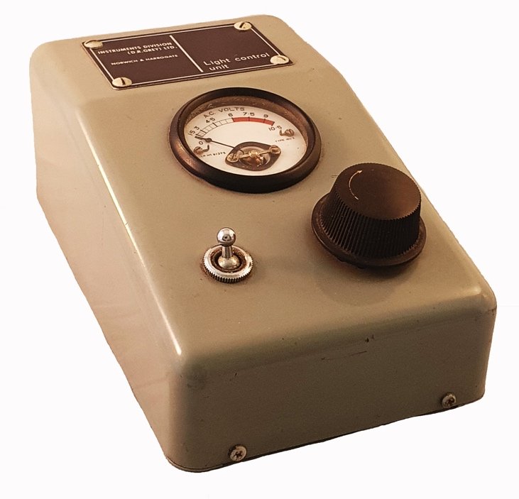 A grey box with a dial and knobsDescription automatically generated