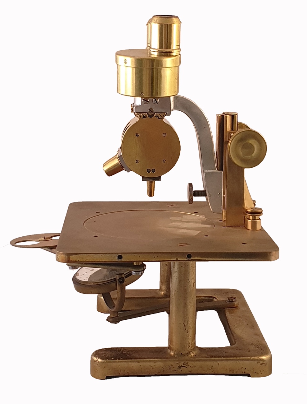 A close-up of a microscopeDescription automatically generated