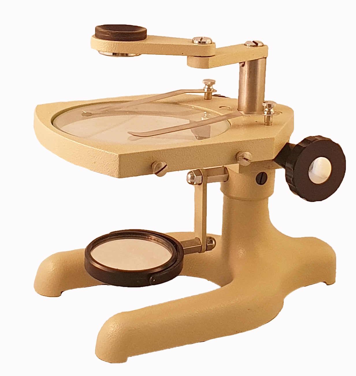 A close-up of a microscopeDescription automatically generated