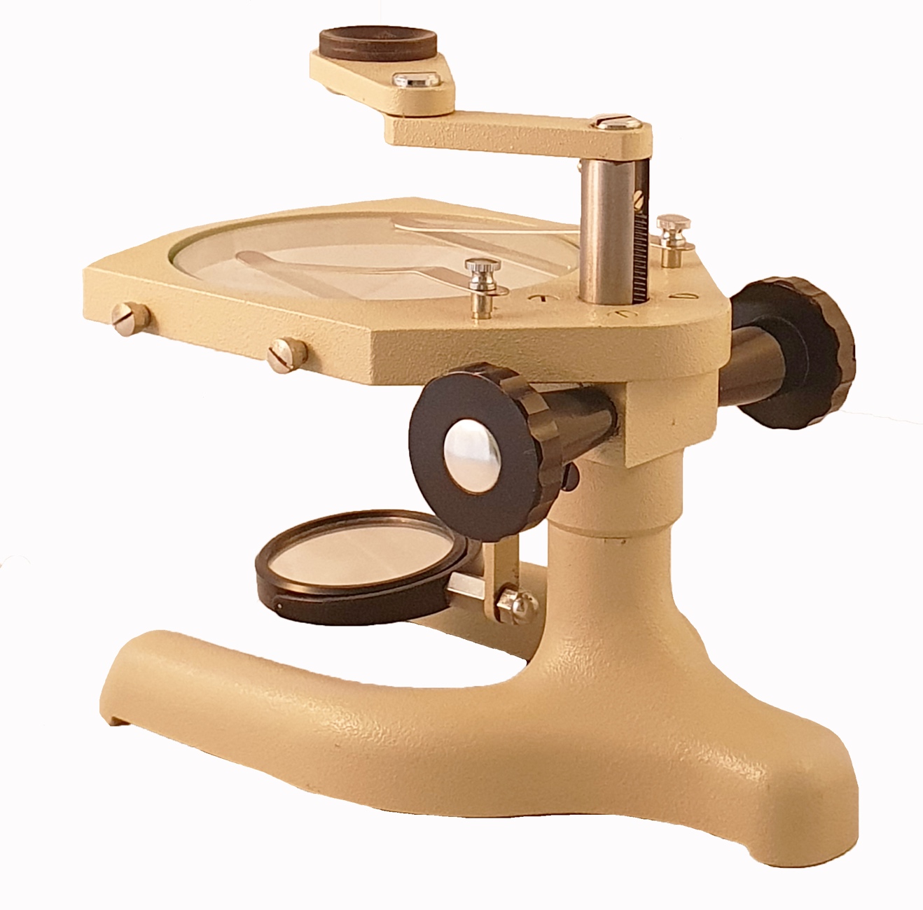 A close-up of a microscopeDescription automatically generated