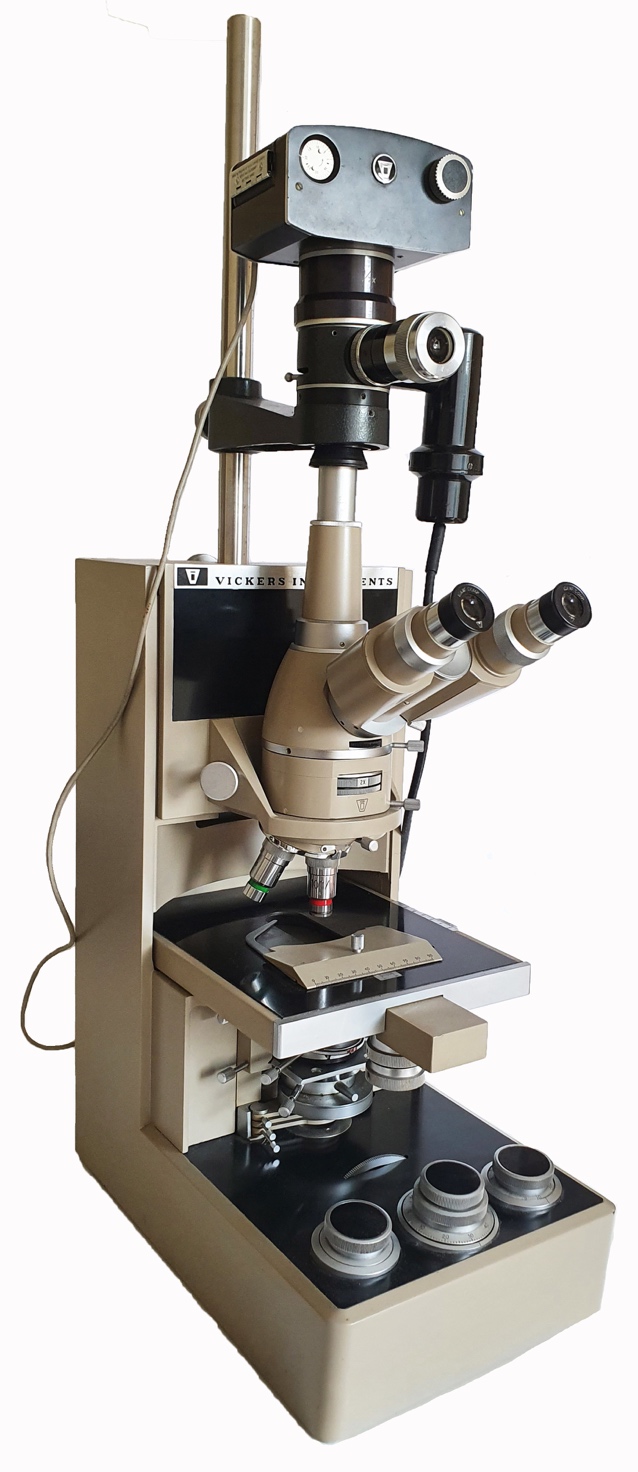 A close-up of a microscopeDescription automatically generated