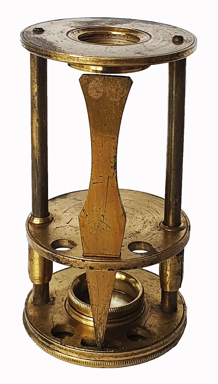 A gold and black metal objectDescription automatically generated